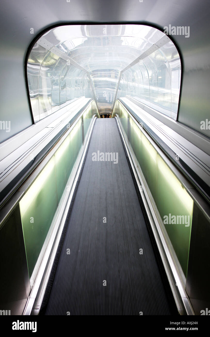 Moving walkway pedestrian airport hi-res stock photography and images ...