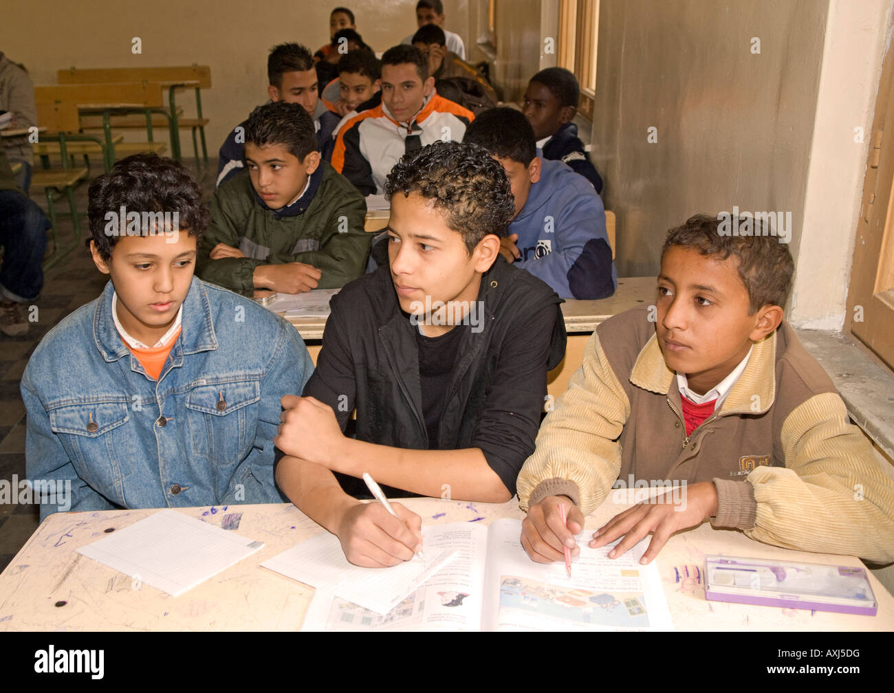 Arabic students craft hi-res stock photography and images - Alamy