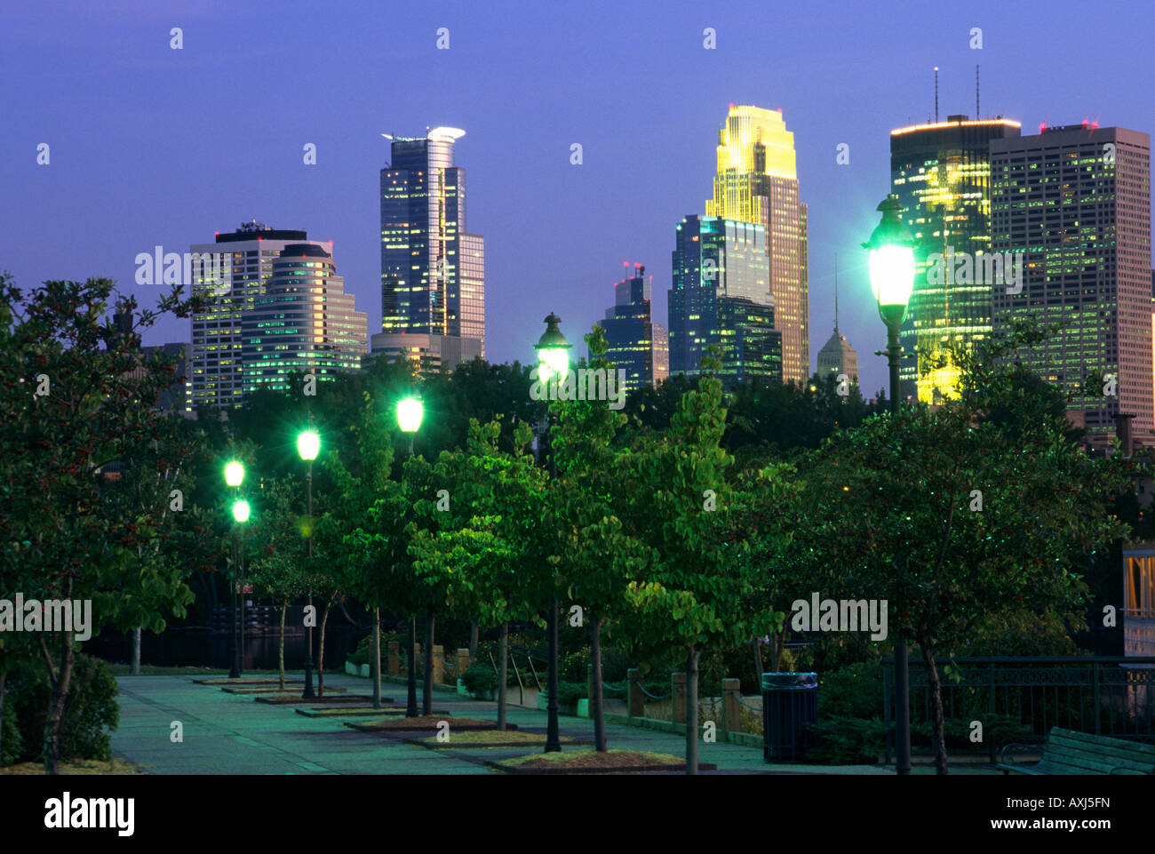 WALKING PATH THROUGH BOOM ISLAND PARK ALONG THE MISSISSIPPI RIVER AT ...