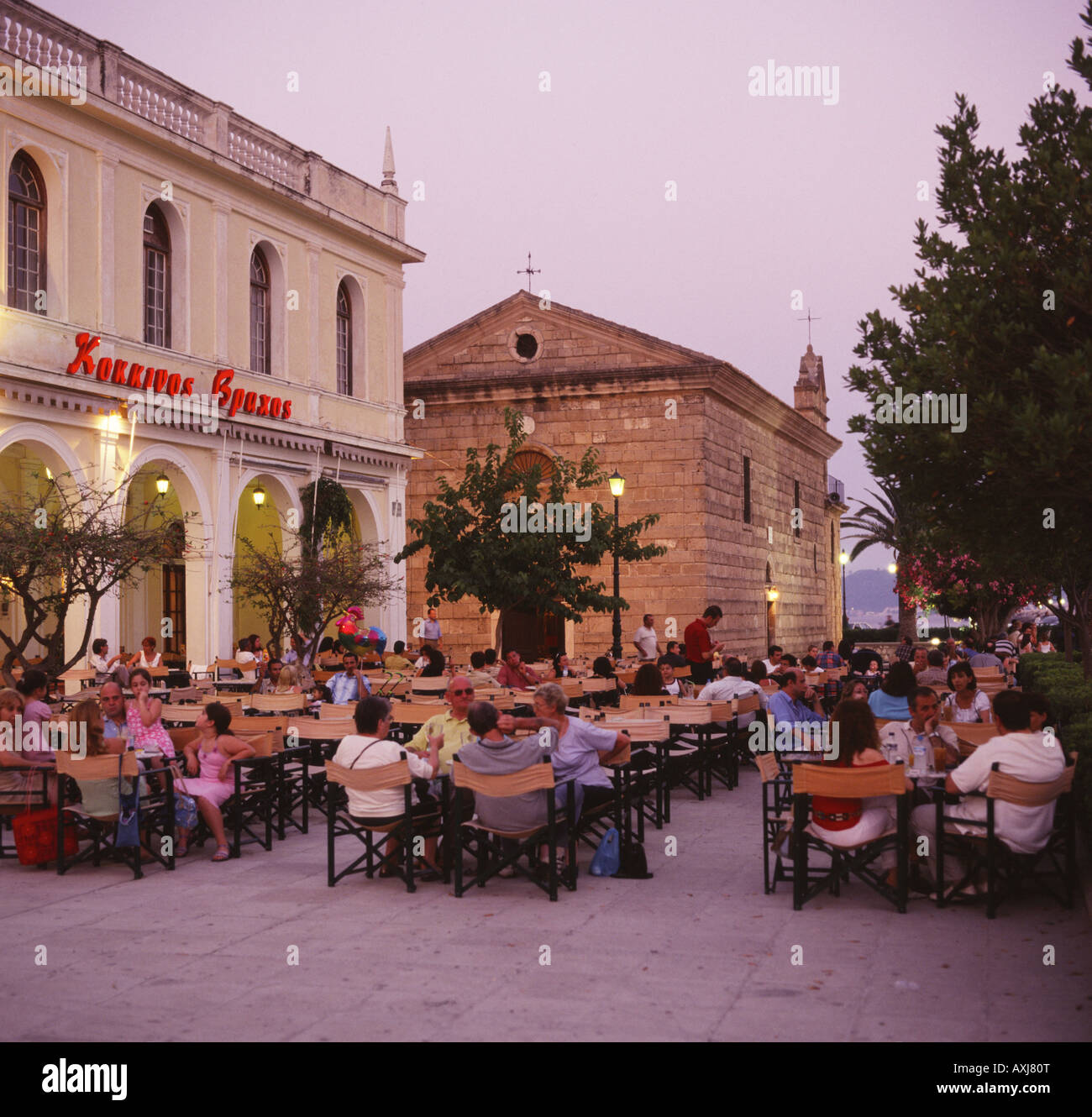 Group eating outdoor restaurant hi-res stock photography and images - Alamy