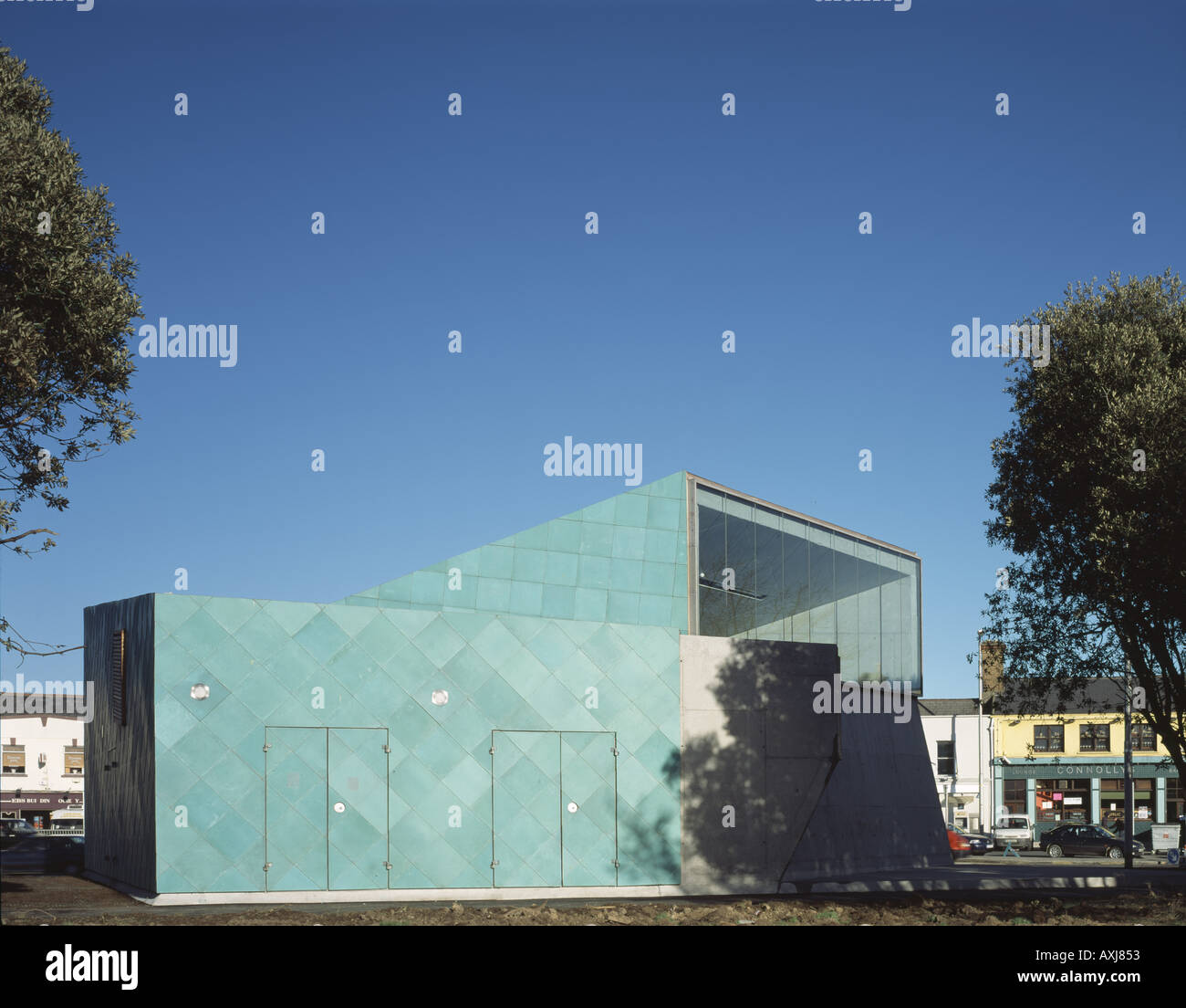 Glass faced building hi-res stock photography and images - Alamy