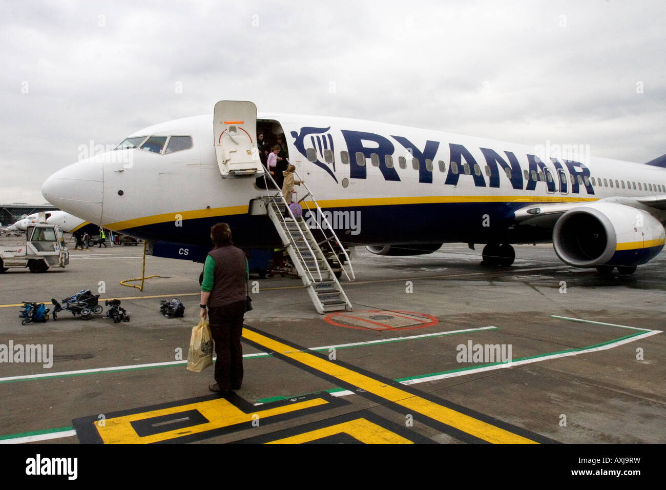 Disembarking airplane hi-res stock photography and images - Alamy