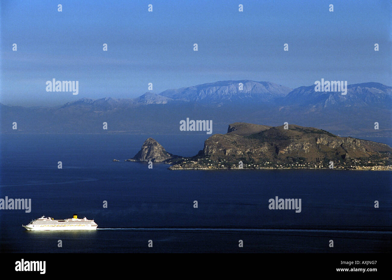 Cruise liner MS Costa Concordia leaving the port of Palermo, Sicily ...