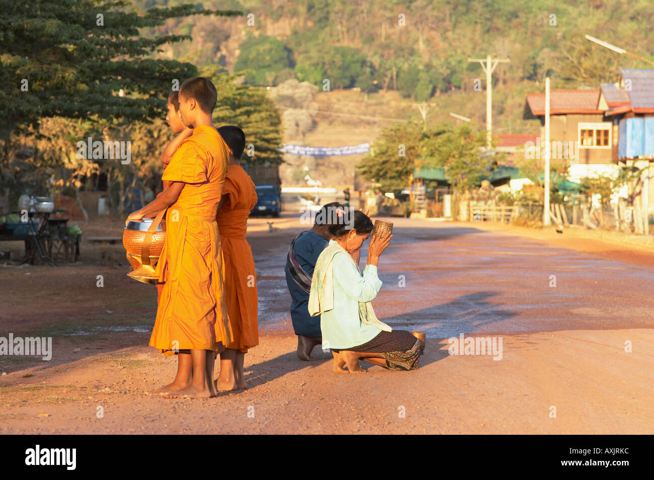 Giving of alms hi-res stock photography and images - Alamy