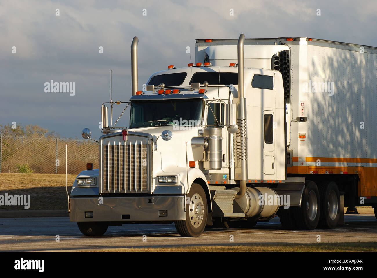 American transport truck hi-res stock photography and images - Alamy