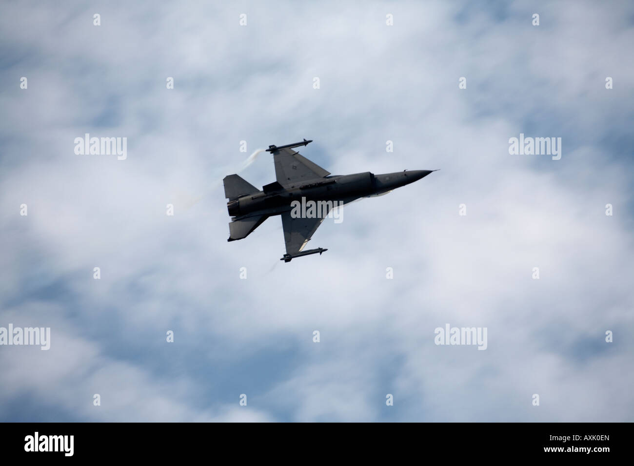 F 16 Fighting Falcon aircraft on flying display at Farnborough ...