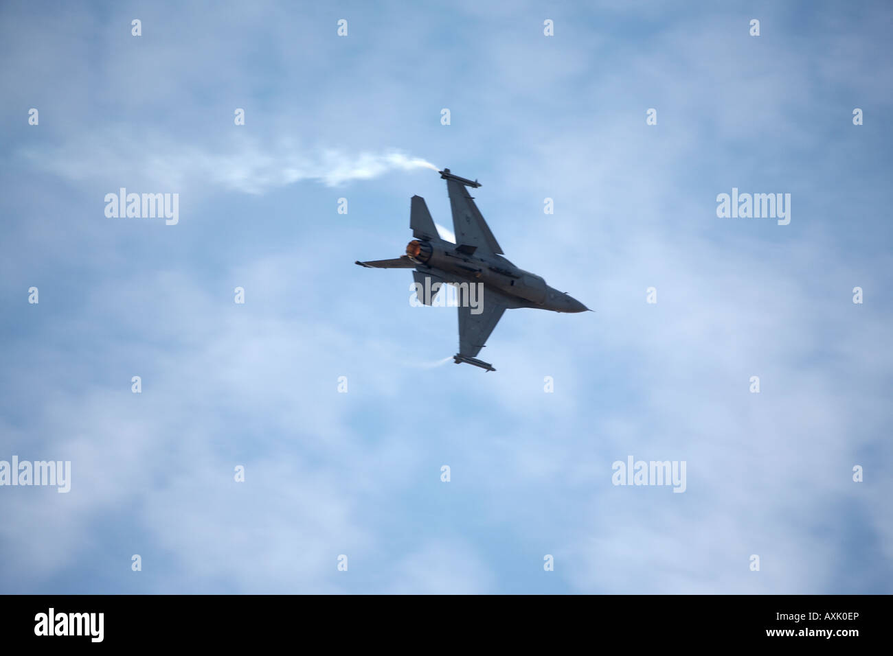 F 16 Fighting Falcon aircraft on flying display at Farnborough ...