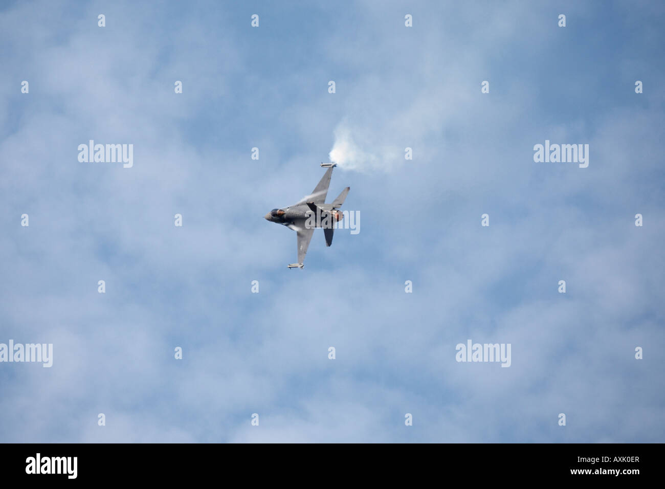 F 16 Fighting Falcon aircraft on flying display at Farnborough ...