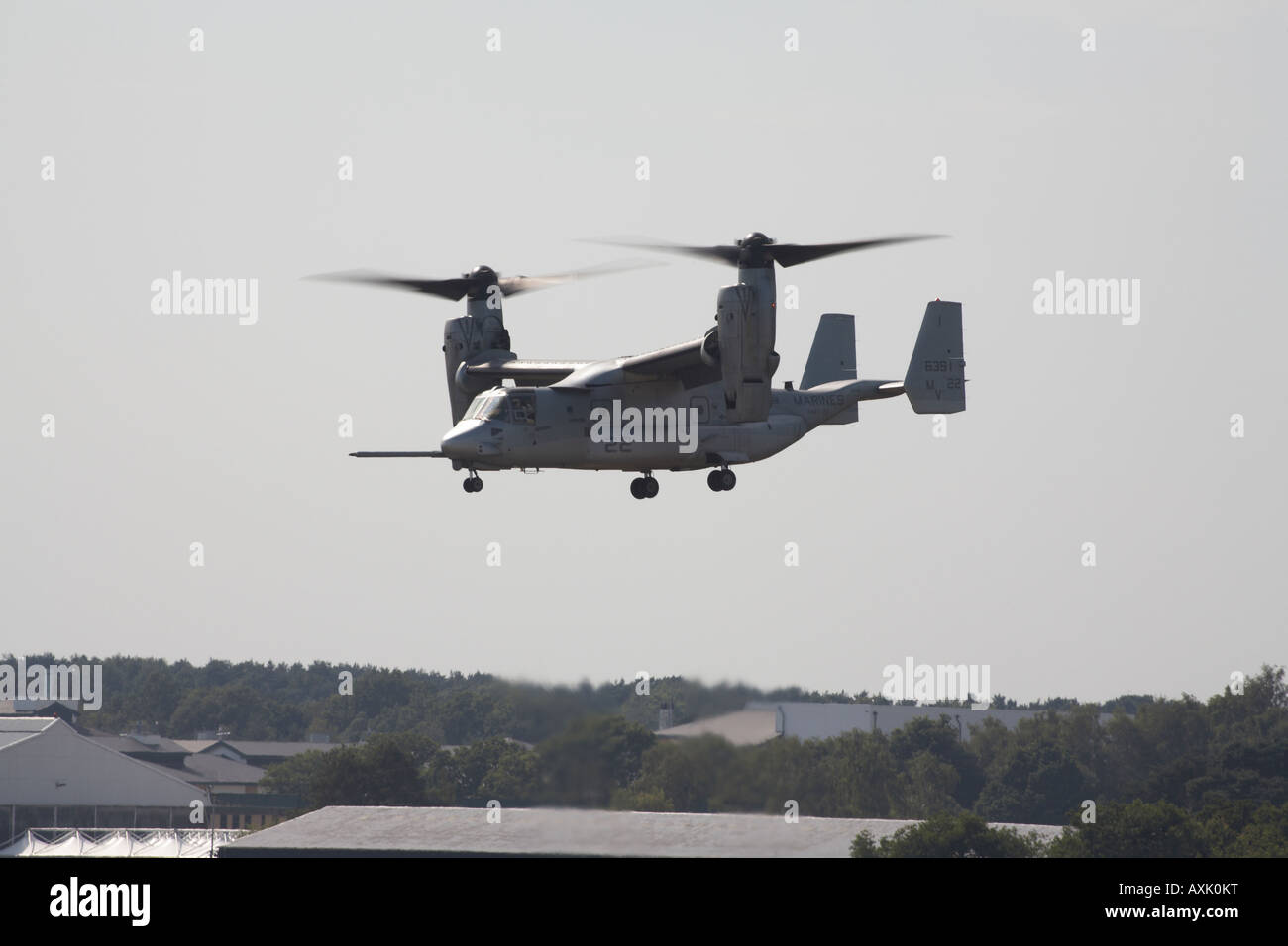 Flying v aircraft hi-res stock photography and images - Alamy