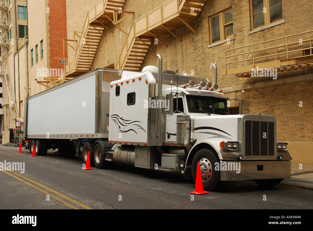 American semi truck hi-res stock photography and images - Alamy