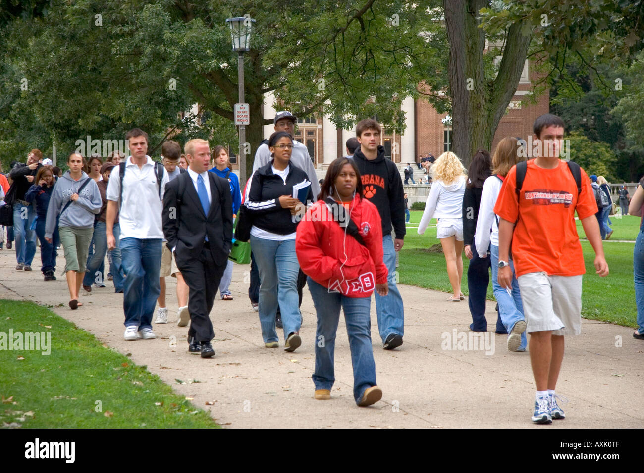 Students on the campus of the University of Illinois at Champaign Stock ...