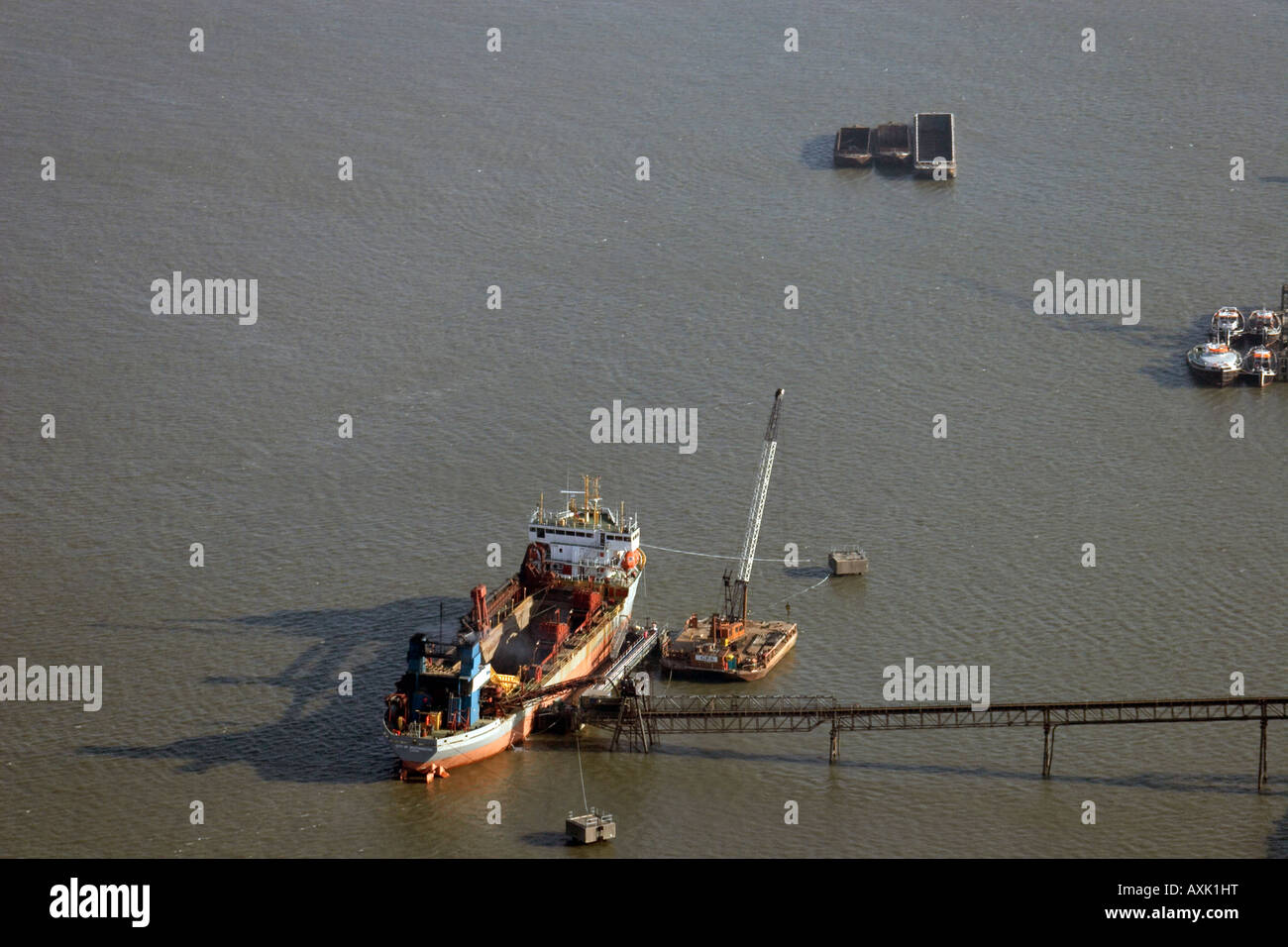 Container ship london hi-res stock photography and images - Alamy