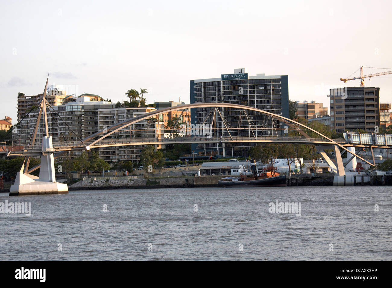 Goodwill Bridge in evening summer sunlight with river Brisbane ...