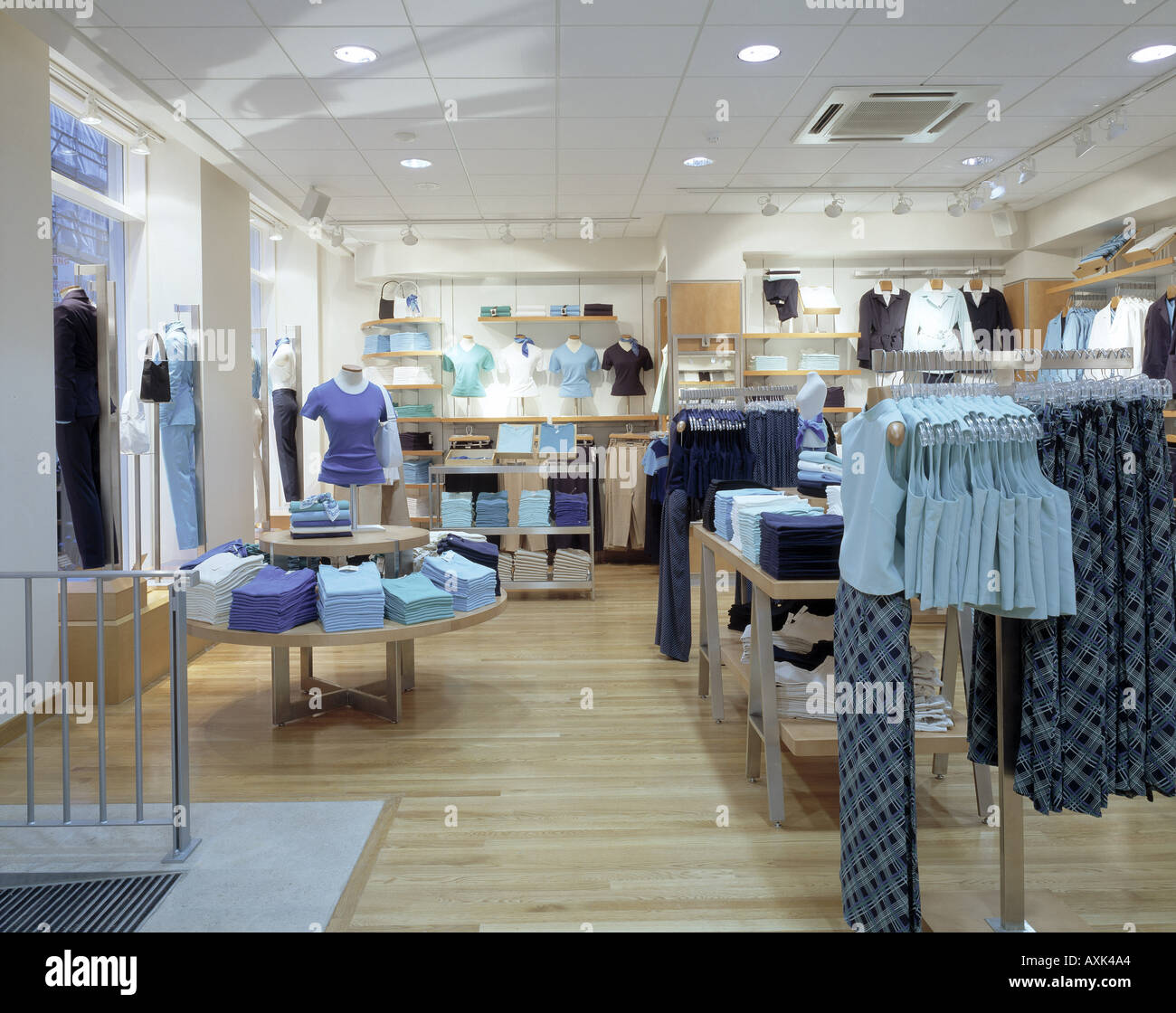 Gap shop interior hi-res stock photography and images - Alamy