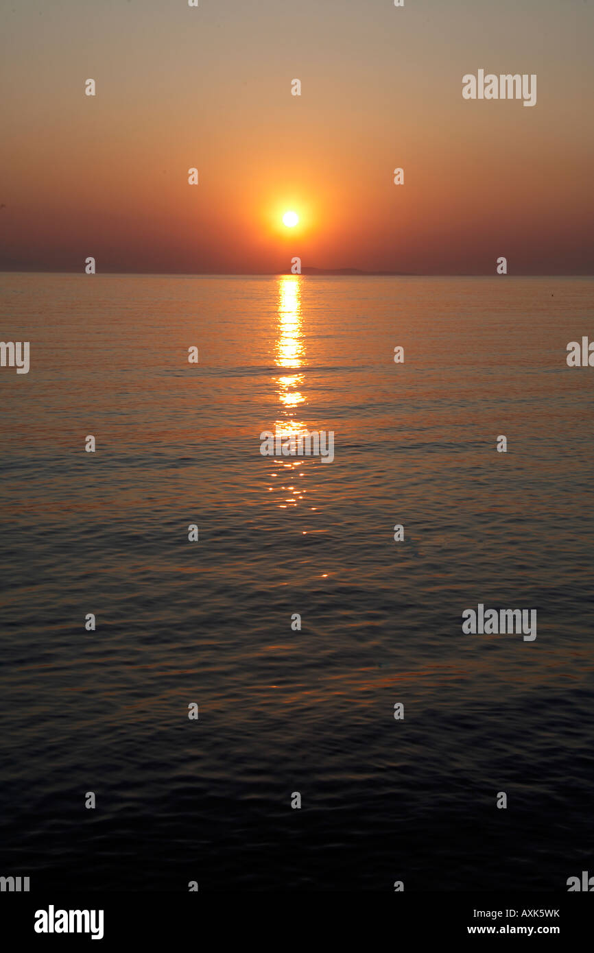 Sun setting over sea hi-res stock photography and images - Alamy
