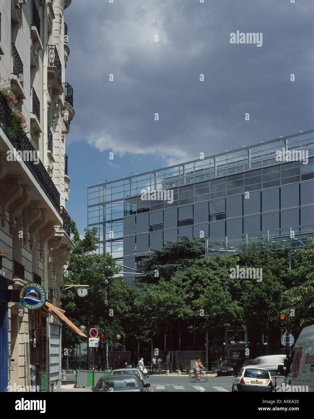 Cartier foundation exterior hi-res stock photography and images - Alamy