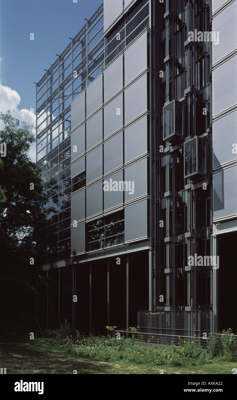 Cartier foundation exterior hi-res stock photography and images - Alamy