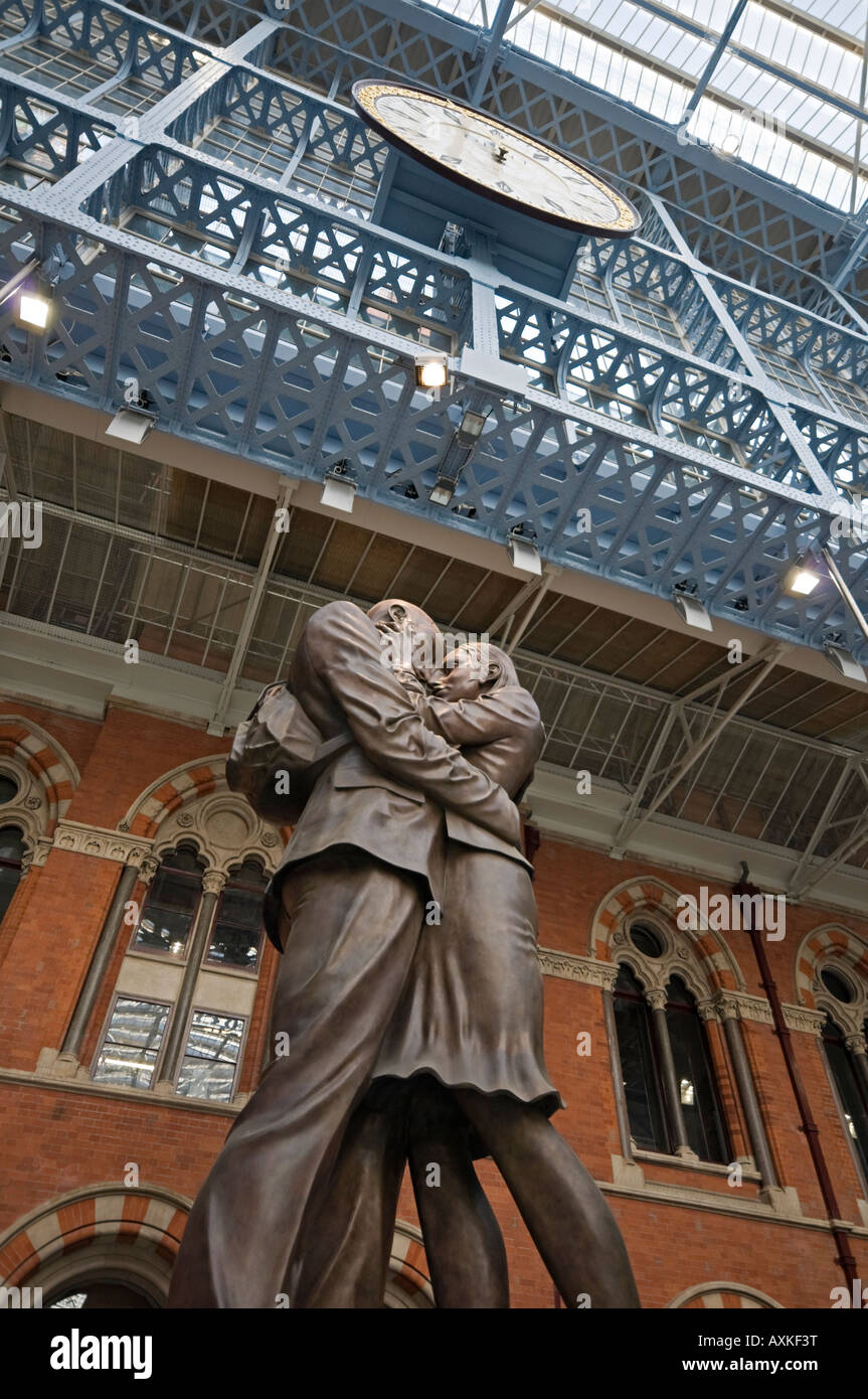 Embracing couple statue st pancras hi-res stock photography and images ...
