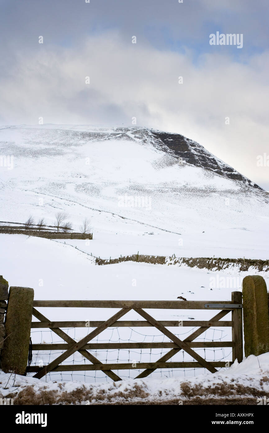 Looking towards a snow covered Mam Tor near Castleton in the Peak ...