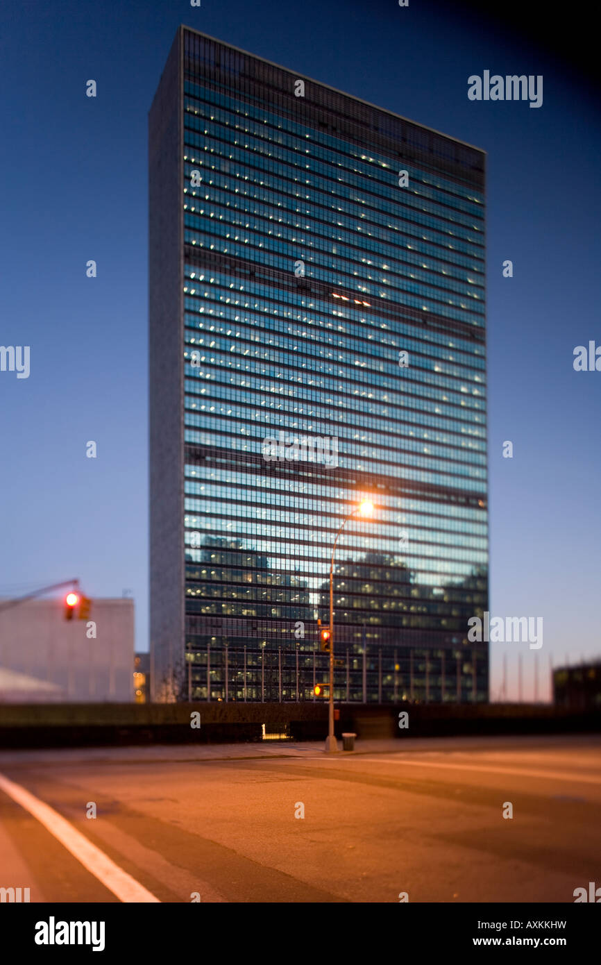 Un building from east river hi-res stock photography and images - Alamy