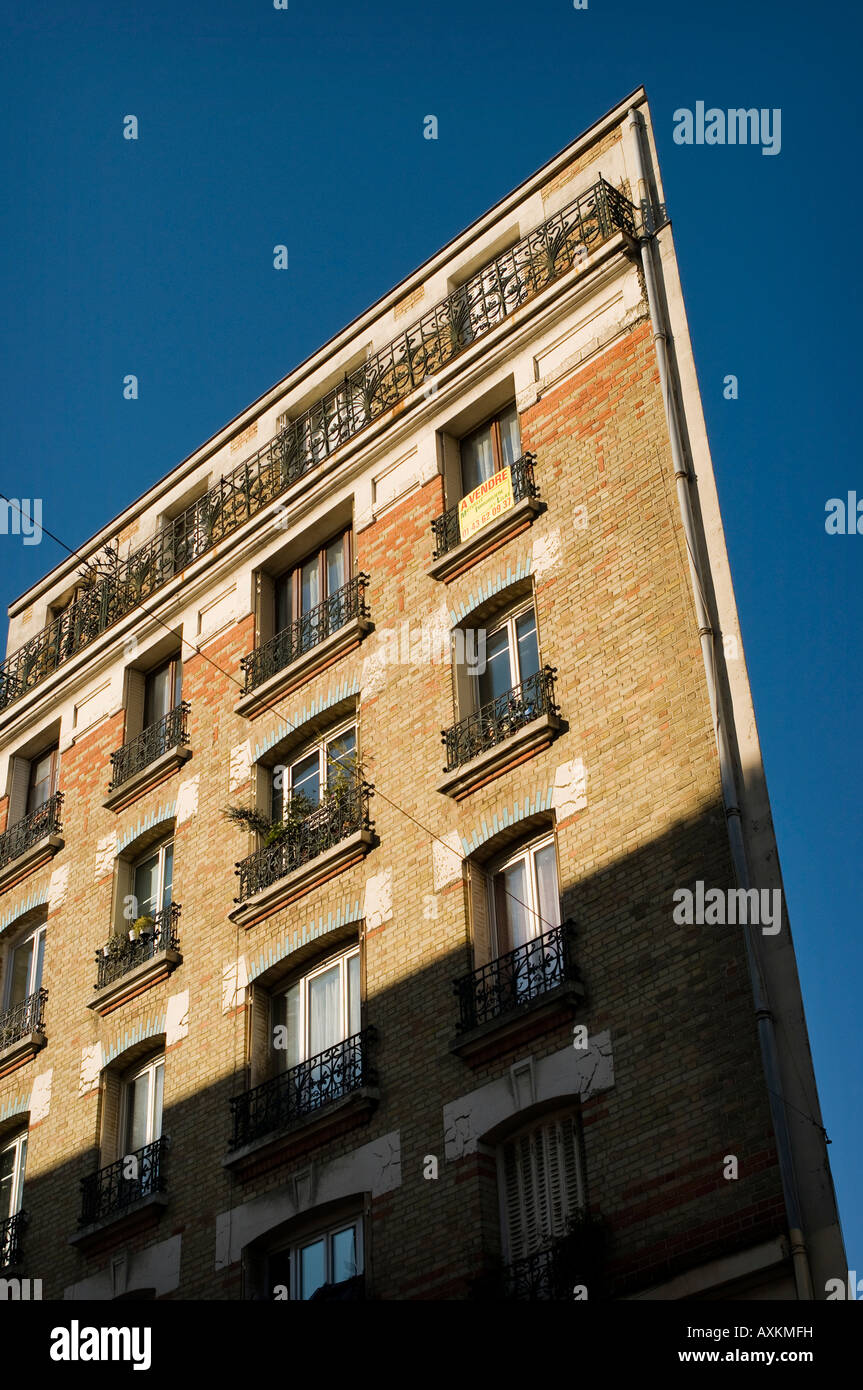 Apartment block in Paris Stock Photo - Alamy