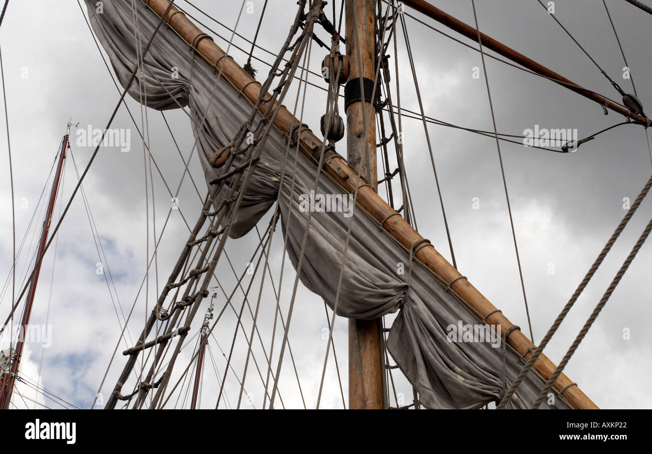 Galleon rigging hi-res stock photography and images - Alamy