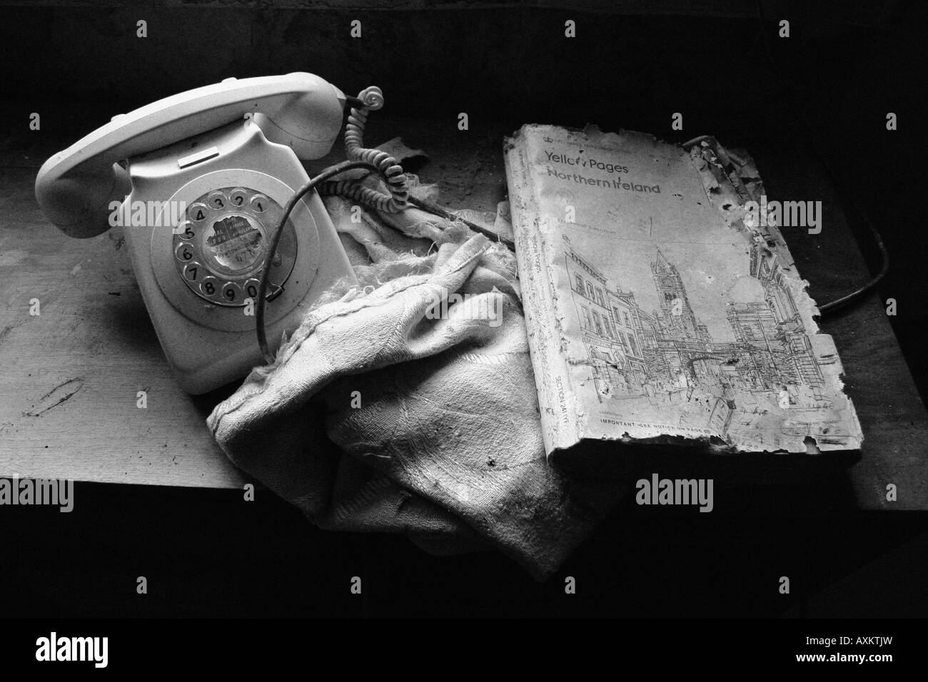 Phone waiting Black and White Stock Photos & Images - Alamy