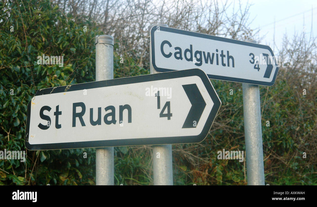 Country road signs cornwall hi-res stock photography and images - Alamy