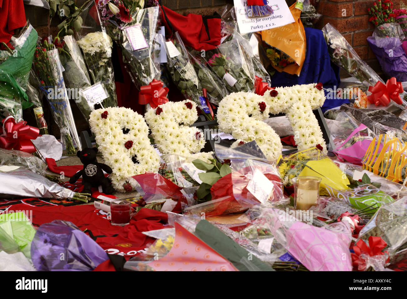 George best tribute hi-res stock photography and images - Alamy