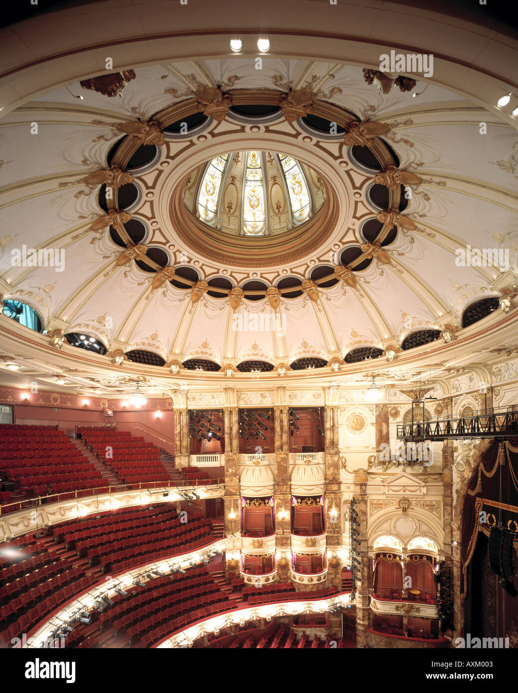 London stage curtain hi-res stock photography and images - Alamy