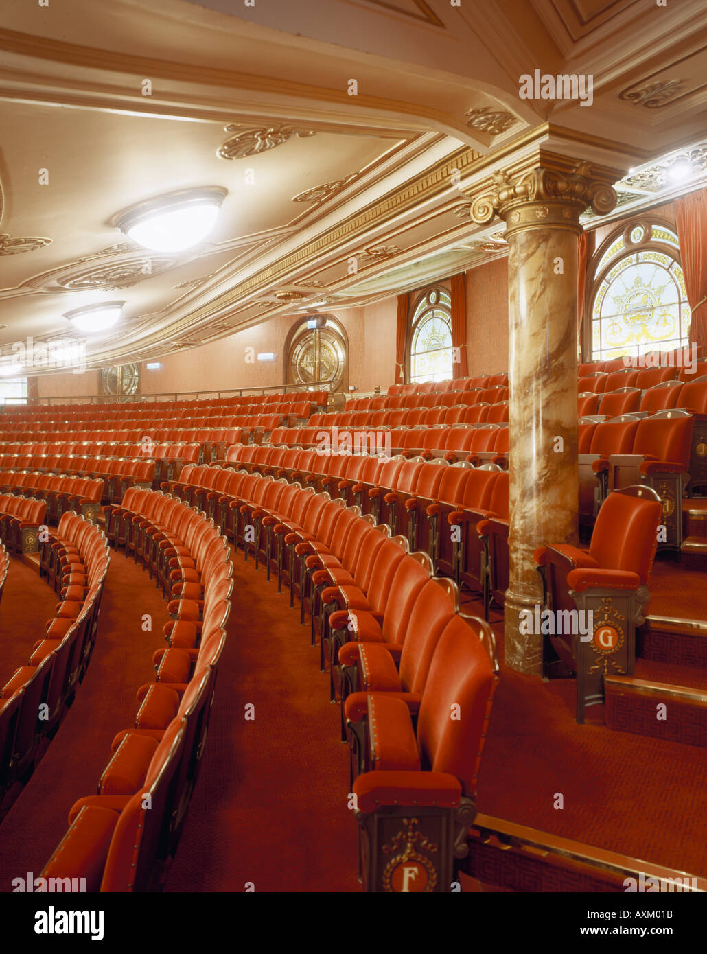 Opera audience london hi-res stock photography and images - Alamy