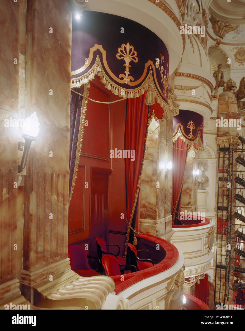 Opera audience london hi-res stock photography and images - Alamy