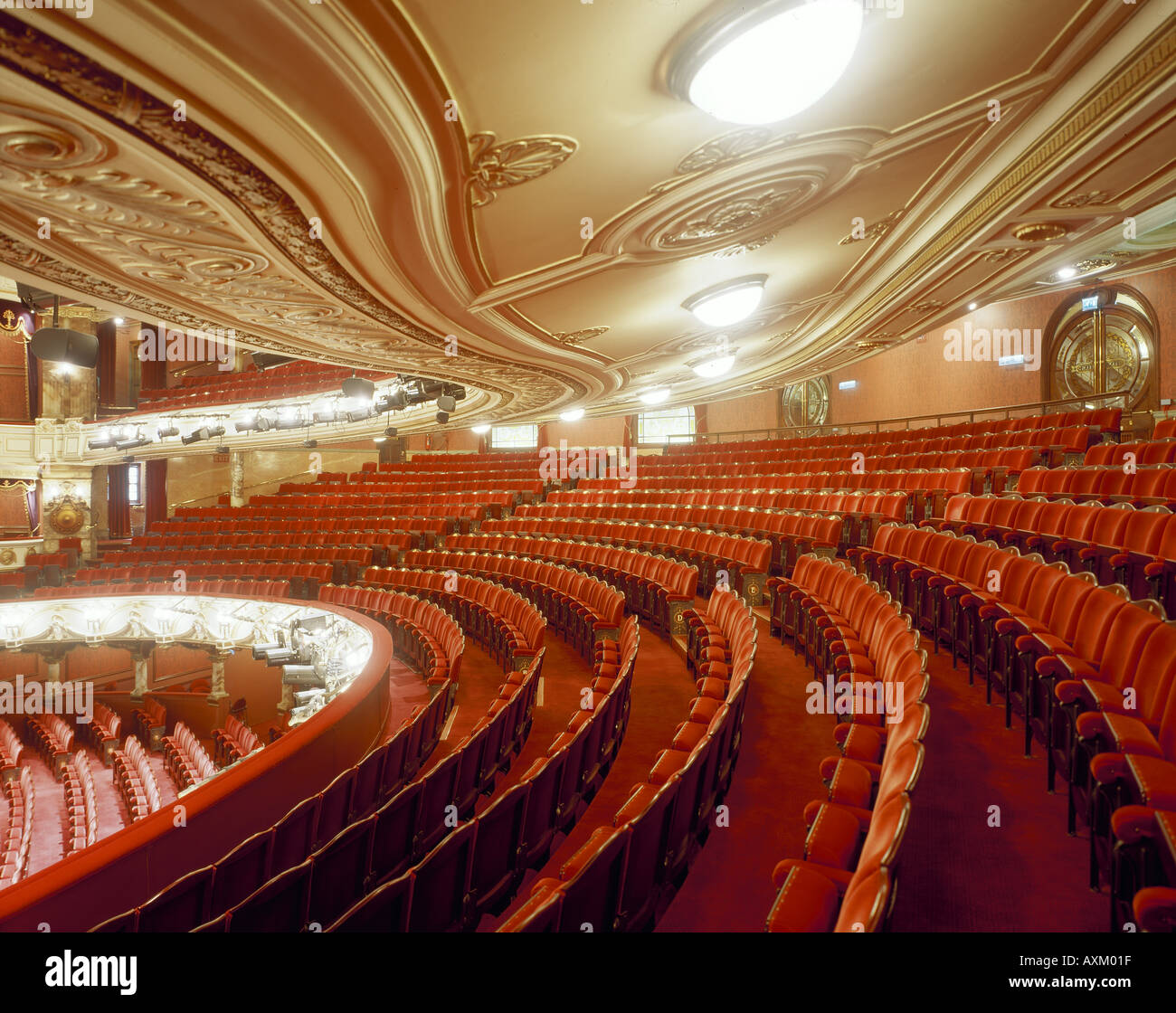 London coliseum and audience hi-res stock photography and images - Alamy
