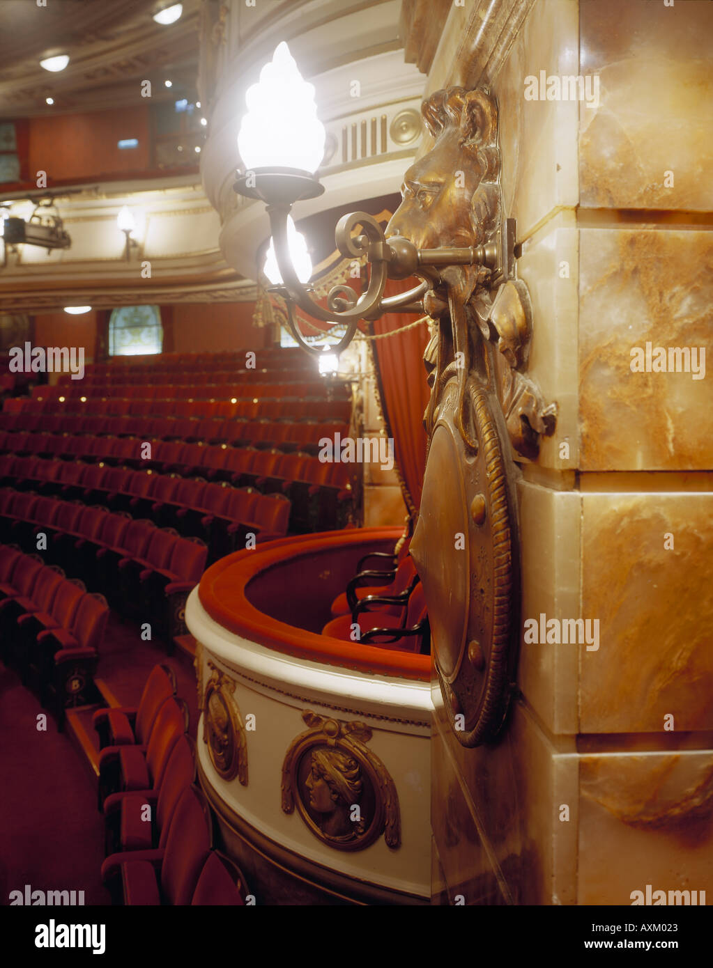 Opera audience london hi-res stock photography and images - Alamy