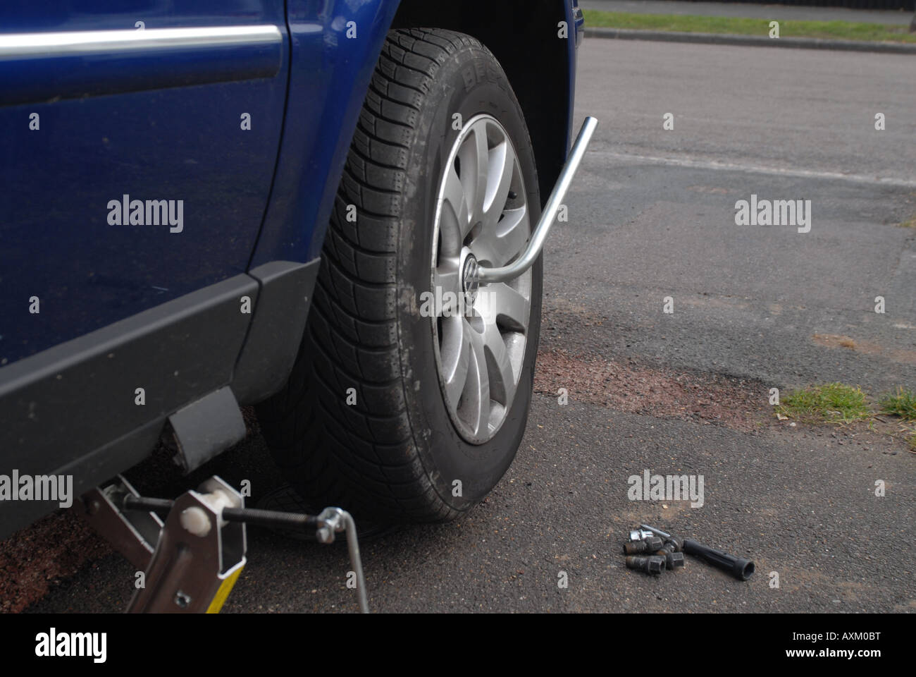 Car having the wheel changed after a puncture Stock Photo - Alamy