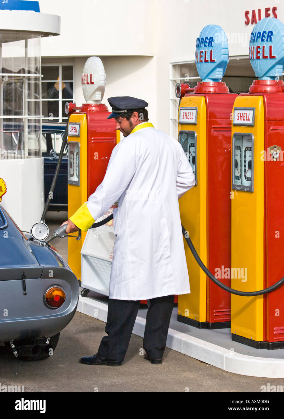 Refueling a Ferrari 250GTO at Woad Corner at Goodwood Revival 2007 ...
