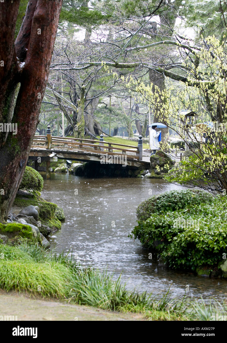Kenrokuen garden bridge flower hi-res stock photography and images - Alamy