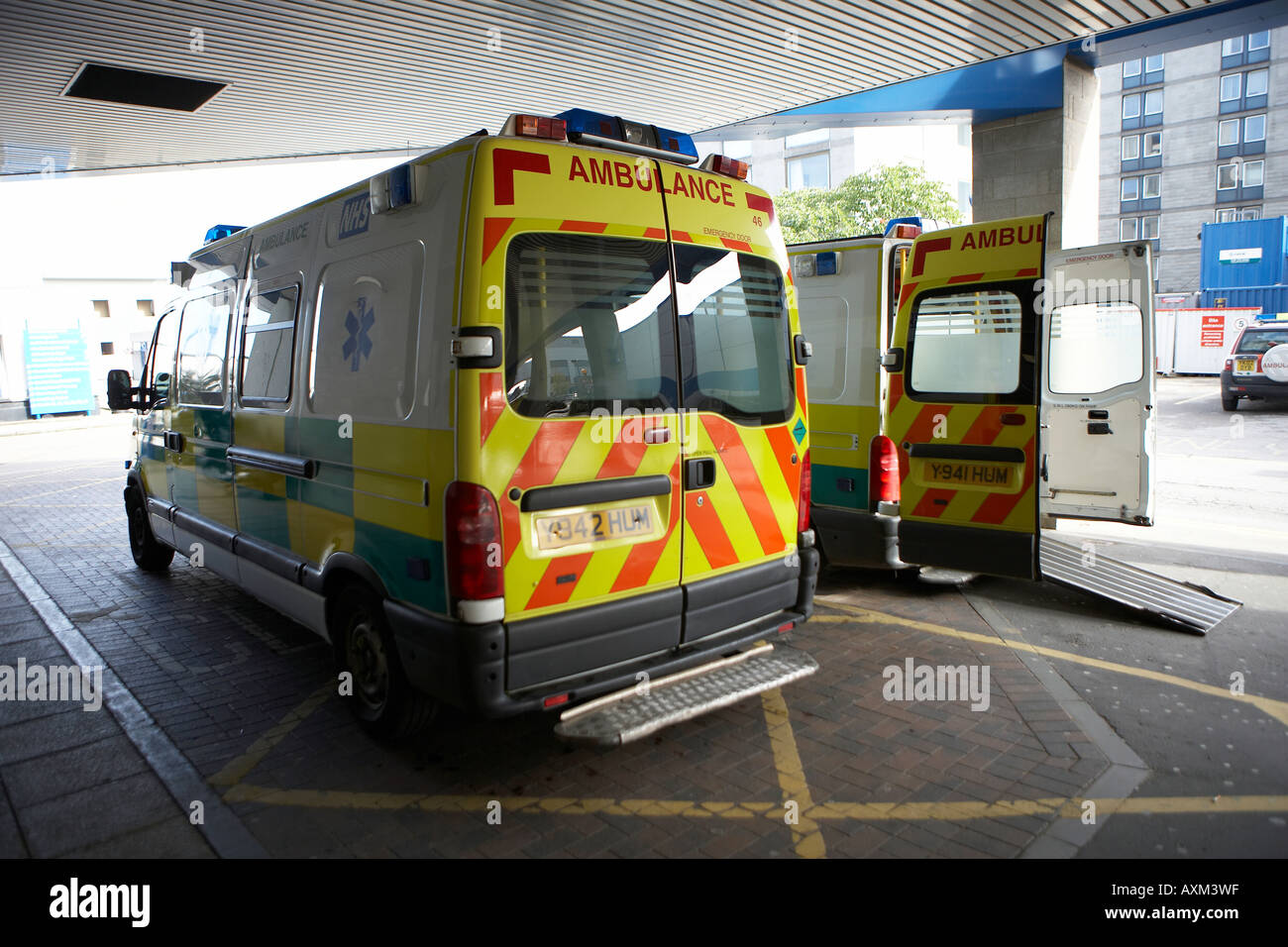 Ambulances outside accident and emergency department Stock Photo - Alamy