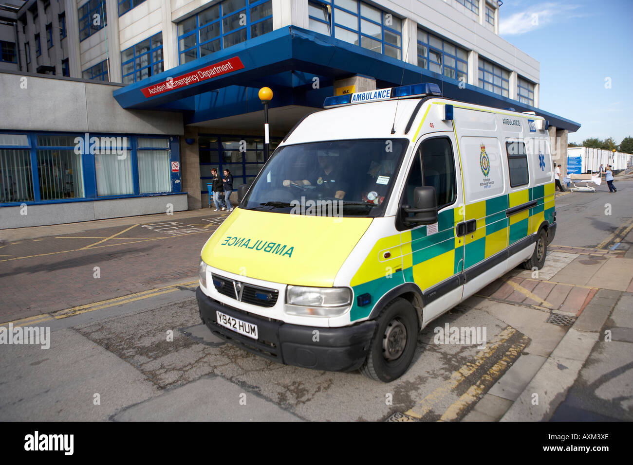 Ambulance outside accident and emergency department Stock Photo - Alamy