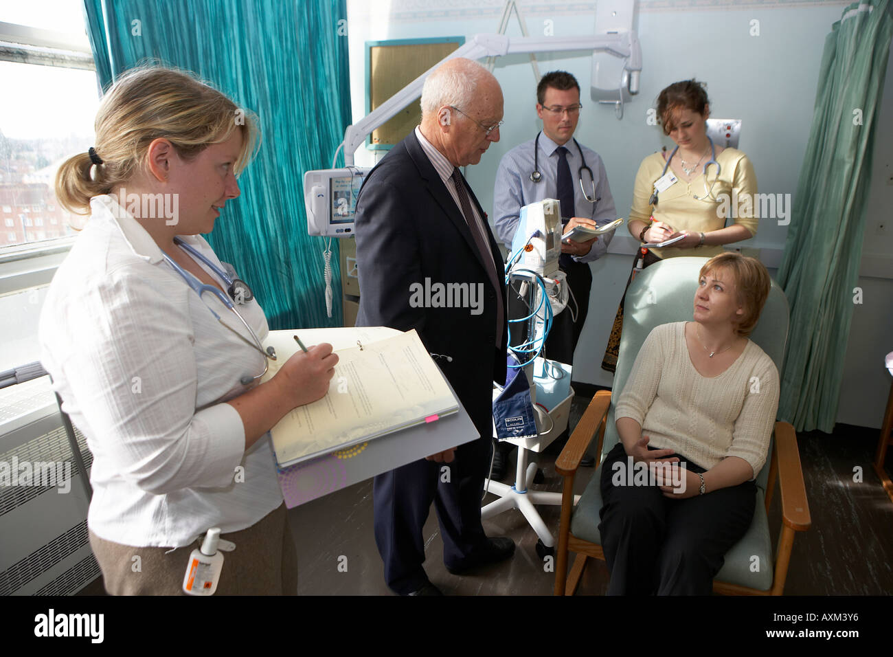 Consultation on ward round with junior doctors Stock Photo - Alamy