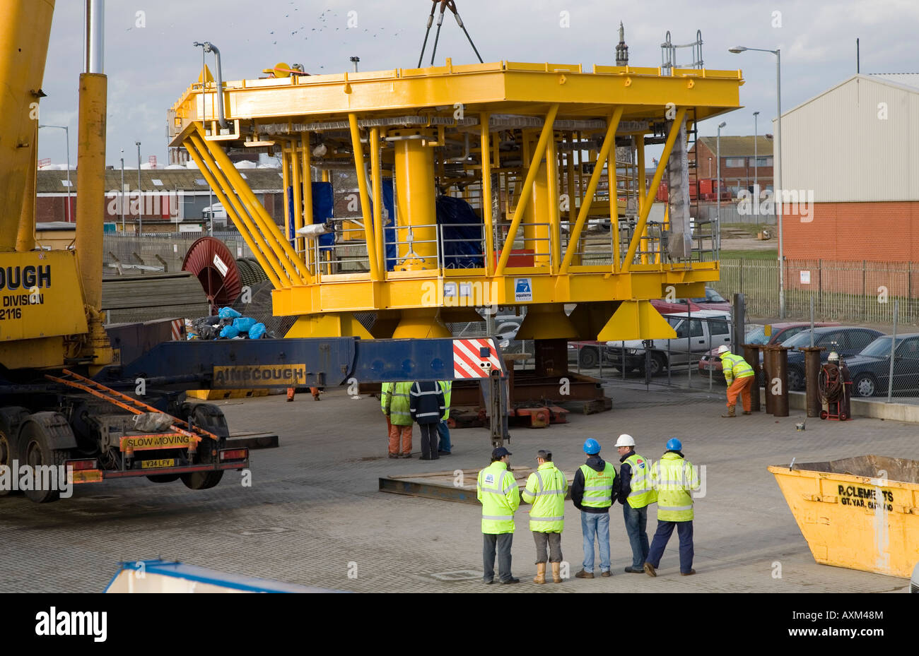 heavy crane quay rig platform load counter-weight Stock Photo - Alamy