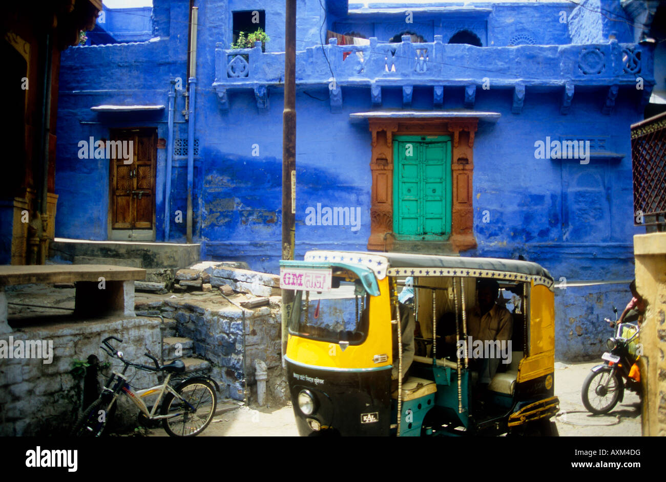 Auto rickshaws in front of a blue house in Jodhpur in India Stock Photo ...