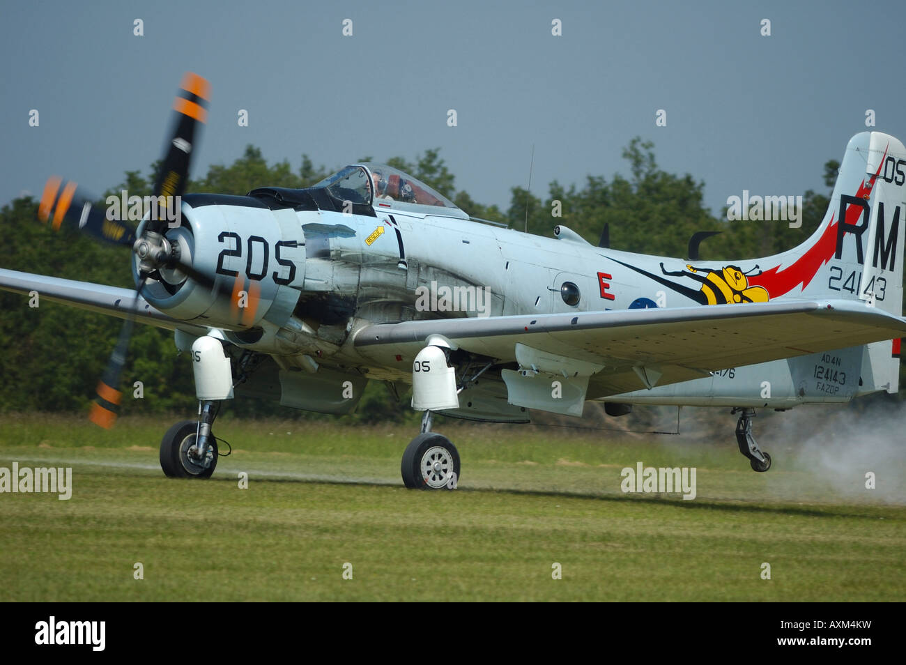 Douglas AD-4N Skyraider landing, french vintage air show, La Ferte ...