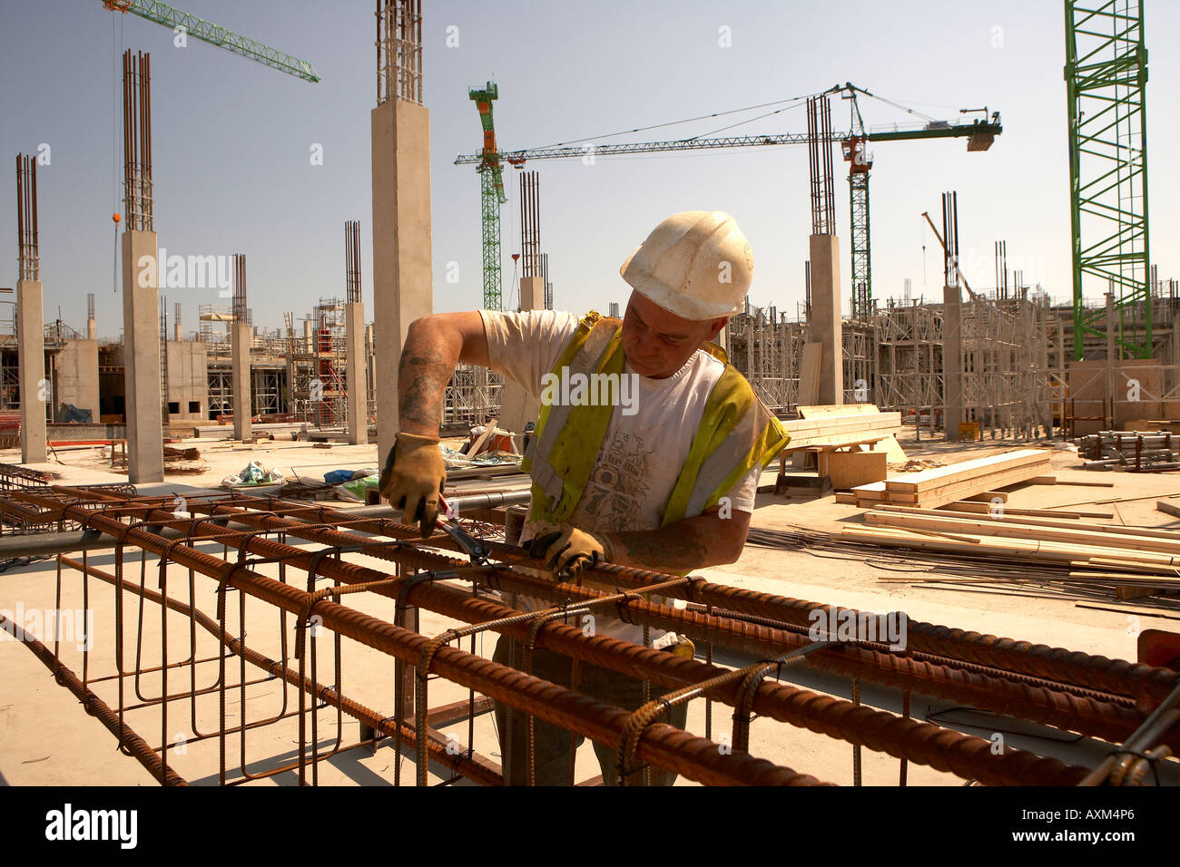 Construction worker securing girders Stock Photo - Alamy