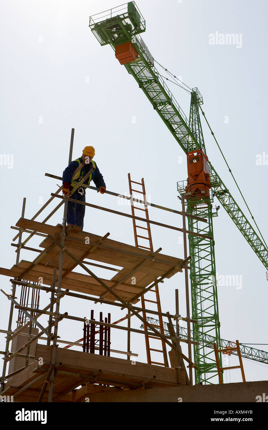 Construction worker on scaffolding Stock Photo - Alamy
