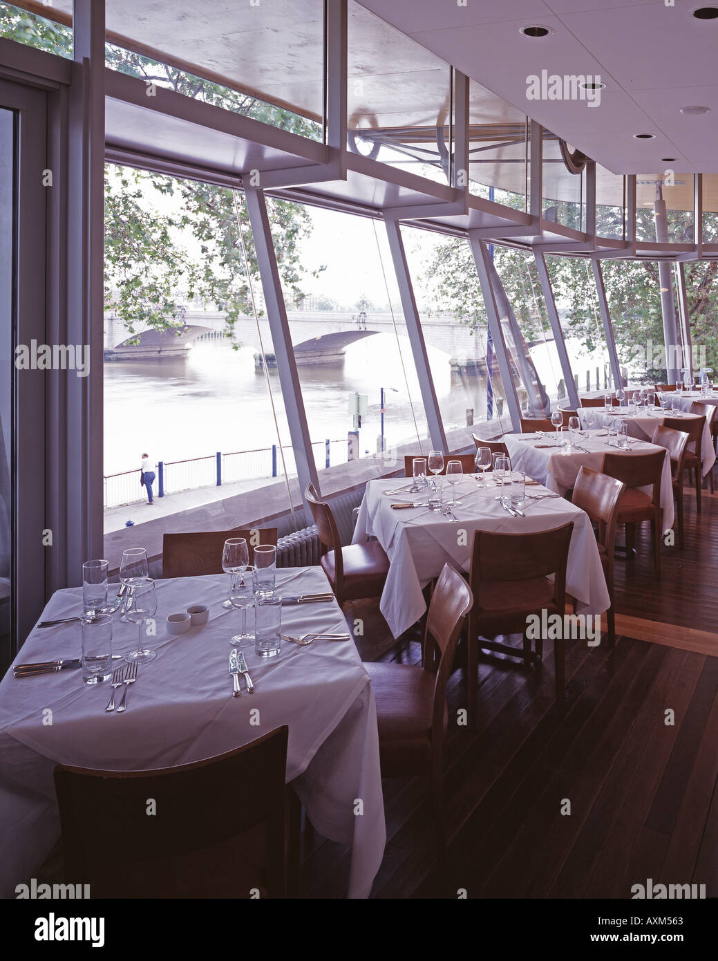 Putney bridge restaurant hi-res stock photography and images - Alamy