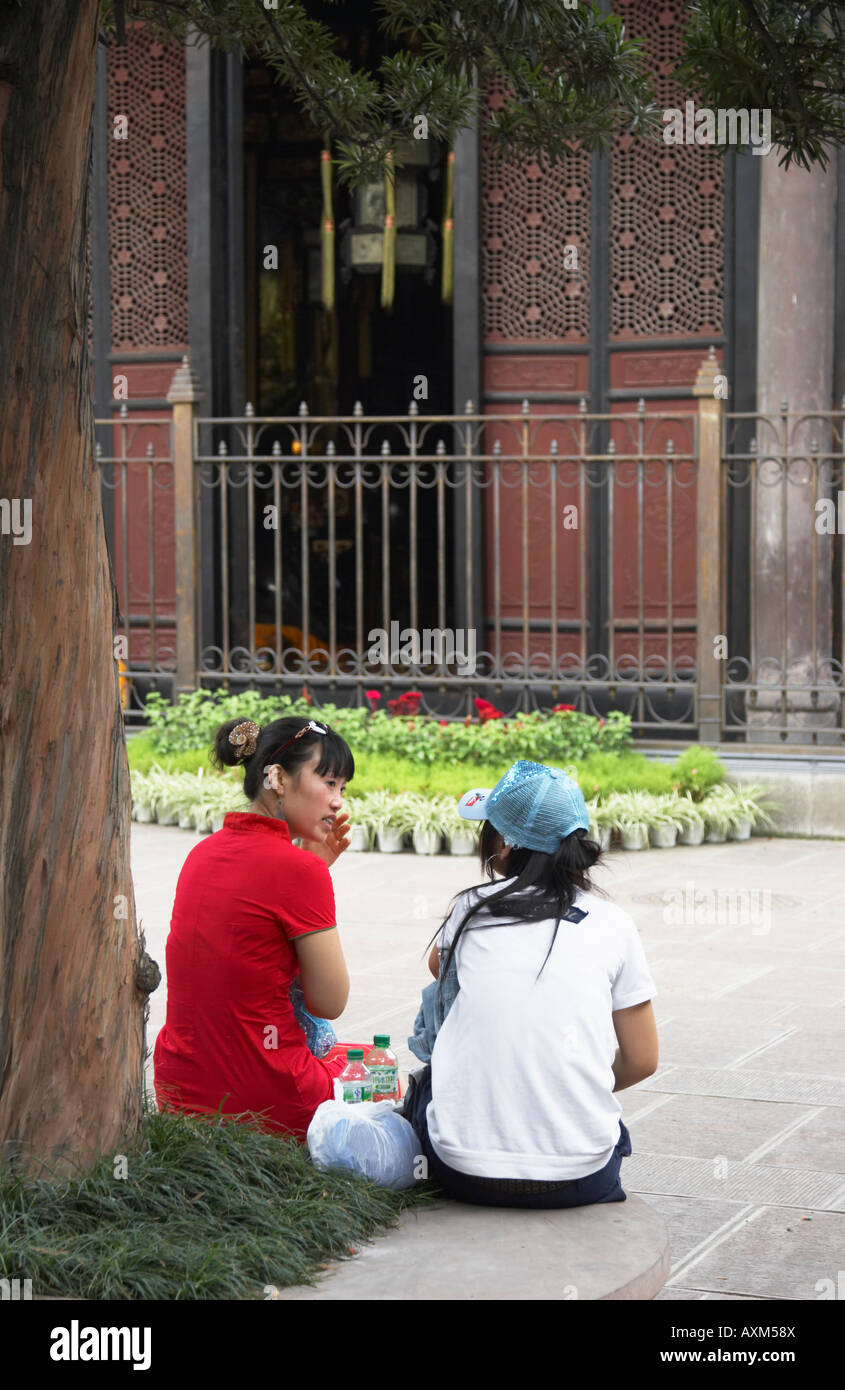 Old chinese people sitting chatting hi-res stock photography and images ...