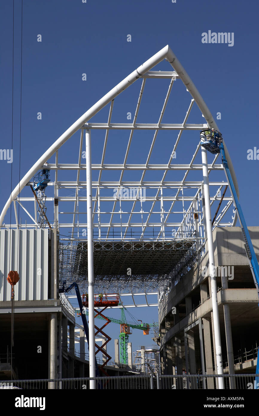 front section of the shopping mall roof into place at the St Stephen s ...