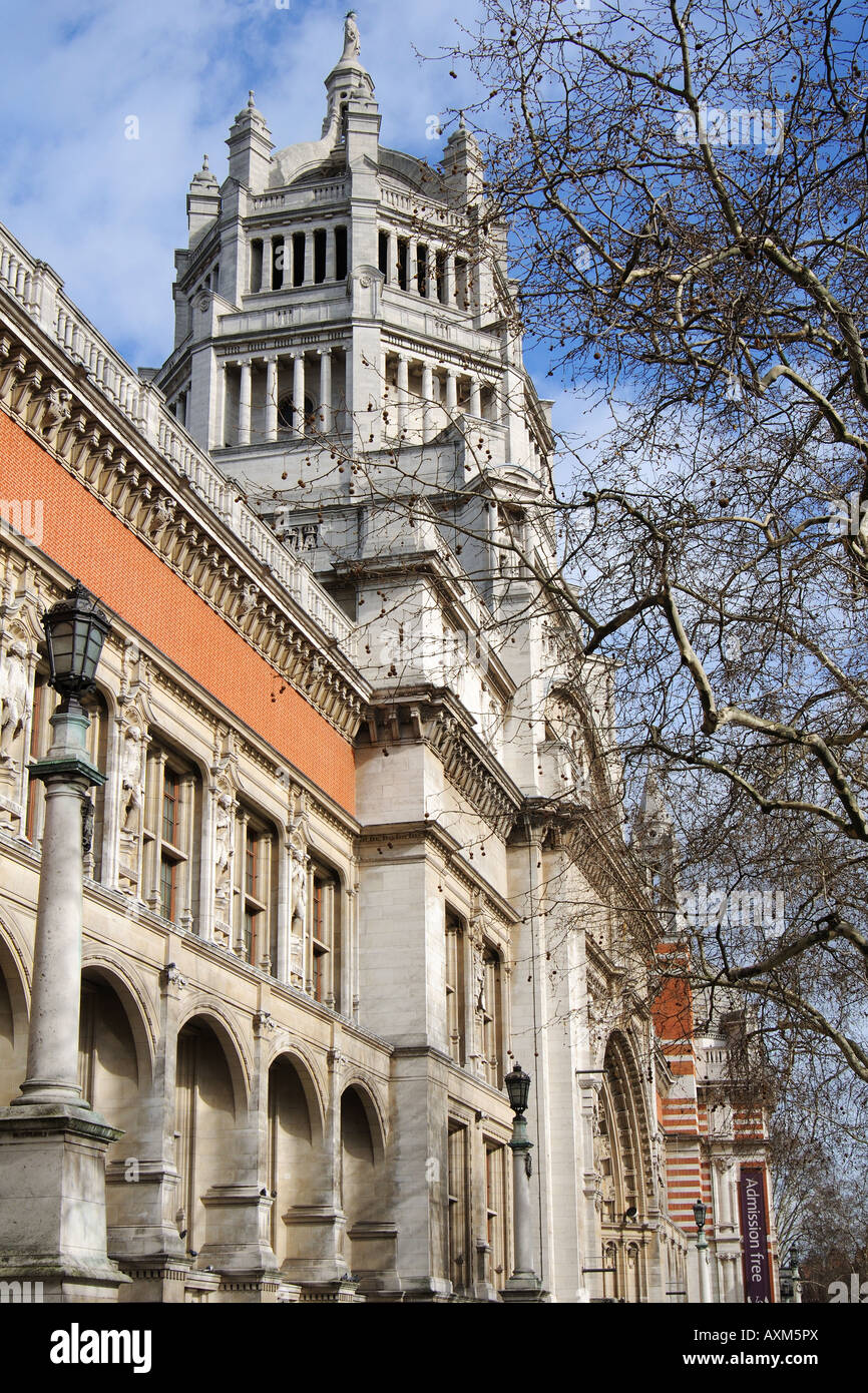 Facade and Main Entrance to the Victoria and Albert Museum in Cromwell ...