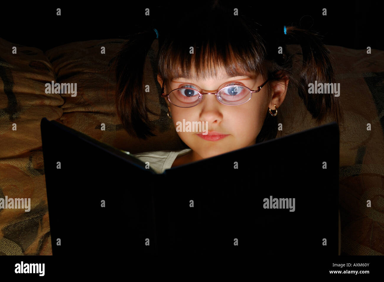 Reading harry potter book girl hi-res stock photography and images - Alamy
